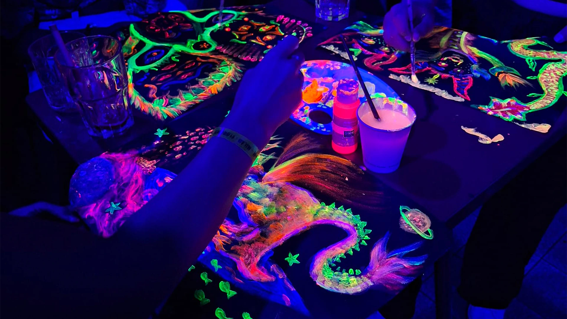 Fluo Art in the Dark